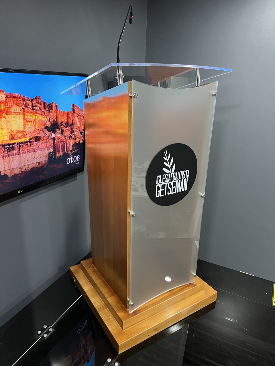 PÓDIUM MADERA & ACRÍLICO SKU 28 – Podium Chile