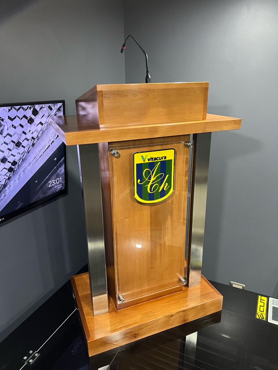 PÓDIUM MADERA & ACERO INOXIDABLE SKU 11 – Podium Chile